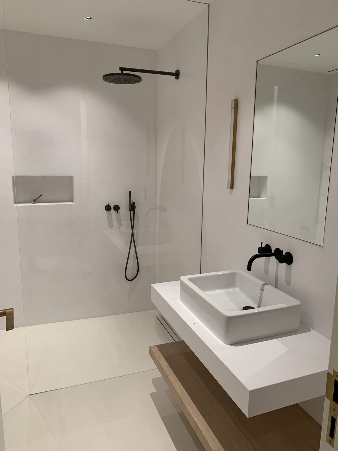 A Guide to a Waterproof Shower: Tadelakt Plaster, Tiles, and More